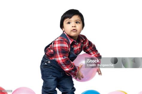 풍선과 함께 재생 행복 아시아 인도 유아 소년 재미 활동 유치원 교육 유치원 생일 학습 가정 활동 학교 보육원 보육 놀이 신체 활동 개념 놀기에 대한 스톡 사진 및 기타