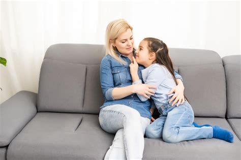 Madre Sonriendo Con Su Hija En Casa Foto Premium