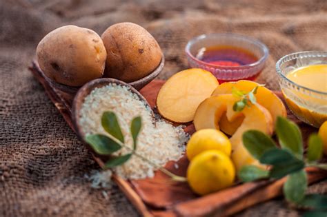 유리 그릇에 감자 레몬 주스 꿀과 쌀 가루로 구성된 황마 가방 표면에 색소 침착의 치료를위한 얼굴 마스크 표면에 전체 성분 수평 샷 각질제거에 대한 스톡 사진 및 기타