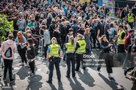 베를린 크로제브르그에서 노동절에 내 축제 축하 입구에 있는 사람들과 경찰 여성들의 군중 군중에 대한 스톡 사진 및 기타 이미지 군중 독일 제어 Istock