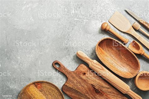회색 콘크리트 배경 코너 프레임에 나무 기구 및 도구의 다양한 플랫 레이 상단 보기 복사 공간 가정 생활에 대한 스톡 사진 및