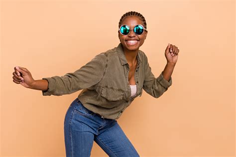 너무 기뻐하는 사람 만족스러운 사람 재미 춤 클럽 파티 베이지 색 배경에 고립 된 사진 기이함에 대한 스톡 사진 및 기타 이미지 Istock