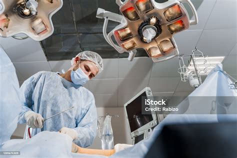 복부 성형술 복부를 줄이고 셀룰 라이트를 제거하는 플라스틱 작업 체형 보정 외과 의사는 의료 클리닉에서 환자를 위한 지방 흡입을 합니다 25 29세에 대한 스톡 사진 및