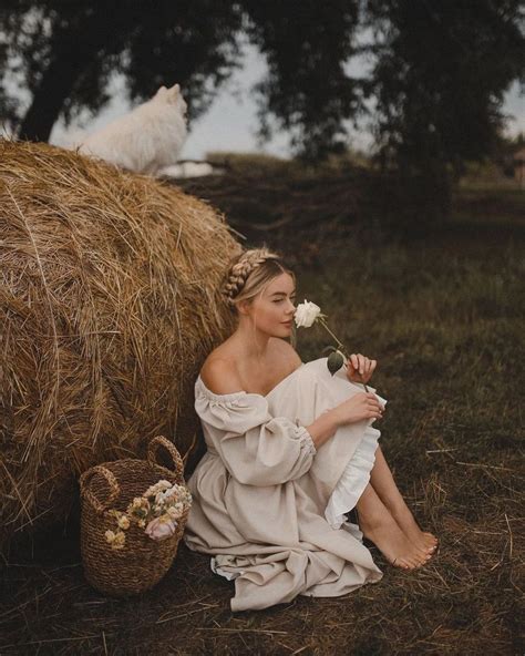 Фотосессия на природе в поле девушка в белом платье с цветком Pose Fotografiche Idee Foto