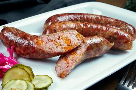 식욕을 돋우는 육즙이 많은 돼지 고기 다진 소시지는 통조림 야채와 흰색 접시에 체다와 흡연자에 구운 독일 맥주 스낵 건강한 식생활에 대한 스톡 사진 및 기타 이미지 Istock