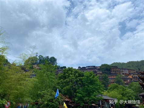 白天的西江千户苗寨 知乎