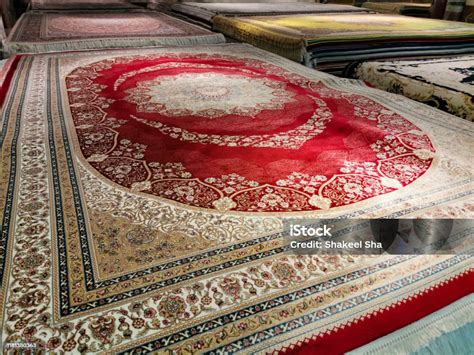 여러 가지 빛깔의 페르시아 카펫 또는 양탄자 또는 바닥 매트 에 디스플레이 에 가게 오리엔탈 러그에 대한 스톡 사진 및 기타 이미지 오리엔탈 러그 0명 가구 Istock