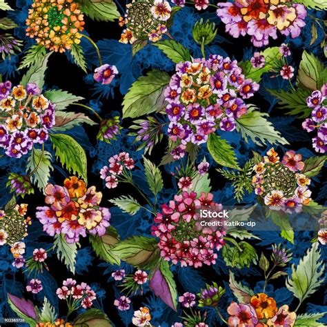 아름 다운 란 타나 꽃 검은색과 파란색 배경에 녹색 잎 완벽 한 꽃 패턴입니다 수채화 그림입니다 손으로 그린 그림입니다 검정색 배경에 대한 스톡 벡터 아트 및 기타 이미지