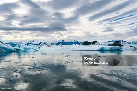 바닷물 속의 푸른 빙산 잔잔한 물에서 빙하 얼음이 표류합니다 녹는 빙하의 순수한 얼음 덩어리 아이슬란드의 안개 낀 날씨 겨울에 대한 스톡 사진 및 기타 이미지 Istock