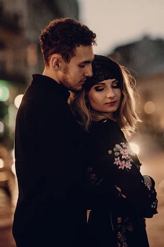 사랑 시 거리 자동차 조명 저녁에 포옹에 세련 된 집시 커플 여자와 남자 수용 낭만주의 프랑스 대기 순간 열정적인 사랑