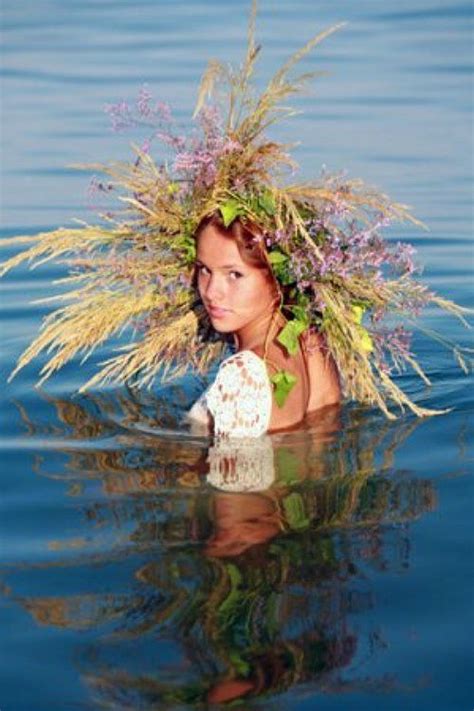 Девушка в венке из листьев и цветов Венки Пляжные фотографии позы Фотография на природе