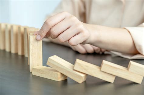 핸드 홀딩 블록 우드 게임 관리 및 전략 계획의 개념 위험 성장 비즈니스 성공 프로세스 및 팀 워크 개념에 대한 스톡 사진 및 기타 이미지 Istock