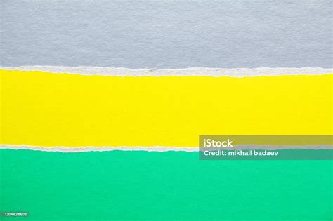 실버 회색 노란색과 녹색 찢어진 된 종이 종이 질감 배경의 시트입니다 문자 메시지의 공간을 복사합니다 0명에 대한 스톡 사진 및 기타 이미지 Istock