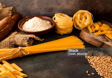 이탈리안 파스타 스파게티 페투치니 밀 롤링 핀 질감이 있는 배경에 밀가루 소박한 스타일의 정물 맨 위 보기 설계요소 가정 주방에 대한 스톡 사진 및 기타 이미지 Istock