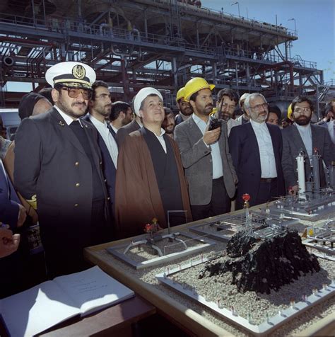 عکسی از هاشمی رفسنجانی و علی شمخانی در جوانی