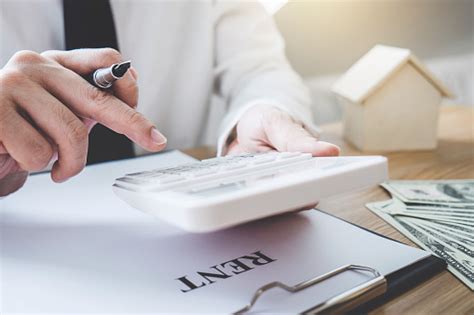 노력 하 고 사업 재정 및 계약 개념 저당 대출 승인에 서명 하면서 부동산 투자의 계산 비용 가정 생활에 대한 스톡 사진 및 기타 이미지 Istock