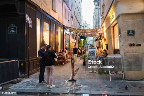 파리의 유명한 마레 지역의 저녁에 카페에서 걷고 식사하는 사람들 파리 일 드 프랑스에 대한 스톡 사진 및 기타 이미지 파리