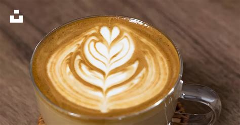 고리 버들 컵 받침이있는 나무 테이블에 카푸치노 사진 Unsplash의 무료 커피 이미지