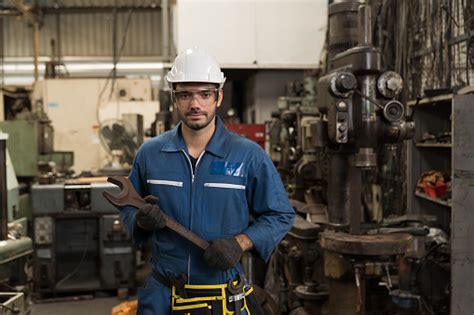 산업 공장의 남성 공장 노동자 유지 보수 기계 선반 기계를 검사하는 남성 기술자 작업장에서 기계를 수리하는 남성 엔지니어 Cnc 장치에 대한 스톡 사진 및 기타 이미지