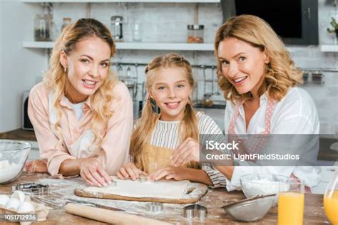 함께 집에서 반죽 하 고 카메라를 보고 여자의 아름 다운 행복 한 3 세대 가정 생활에 대한 스톡 사진 및 기타 이미지 가정 생활 가정 주방 가정의 방 Istock