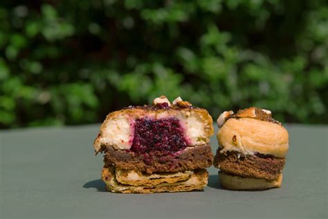 정원의 밝은 햇빛에 녹색 배경에 라즈베리와 작은 크기의 머핀 여름 분위기 제과 블로그 카페와 레스토랑의 배너 과자 메뉴 유혹적인 제안 0명에 대한 스톡 사진 및 기타 이미지