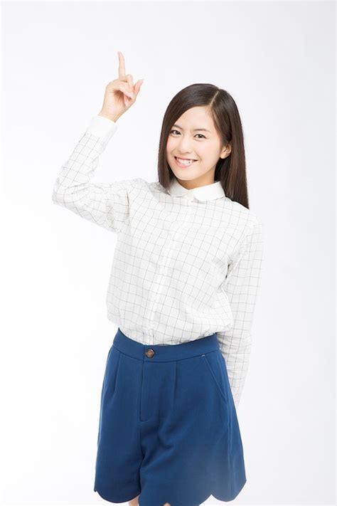 유토이미지 손가락을 가리키는 웃는 여자