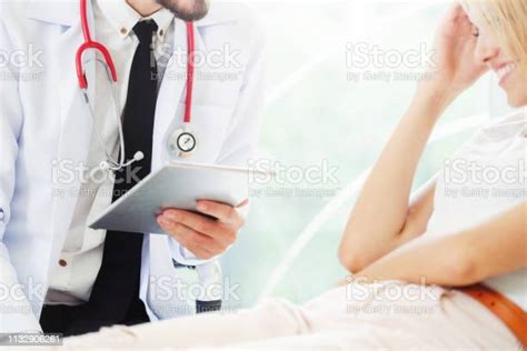 남성 의사는 이야기 하 고 병원 사무실에서 여성 환자를 검사 합니다 헬스케어 및 의료 서비스 레코드 아날로그 오디오에 대한 스톡