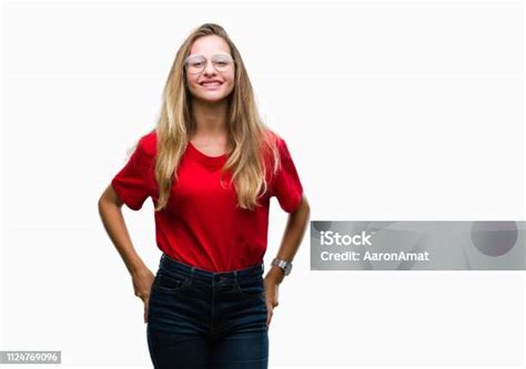 젊은 아름 다운 금발 여자 얼굴에 행복 하 고 시원한 미소와 고립 된 배경 위에 안경을 착용 운이 좋은 사람 금발 머리에 대한 스톡 사진 및 기타 이미지 Istock