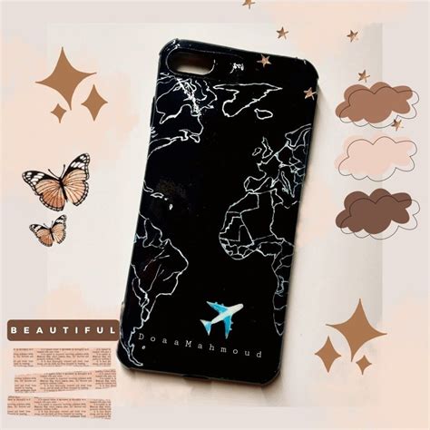 جراب هاتف بخريطة العالم وفراشات تحلق حوله