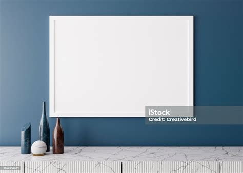 현대 거실의 파란색 벽에 빈 흰색 그림 프레임 미니멀 한 스타일로 인테리어를 모의 여유 공간 사진의 공간을 복사합니다 대리석 콘솔과 꽃병 3d 렌더링 뷰를 닫습니다 모형에