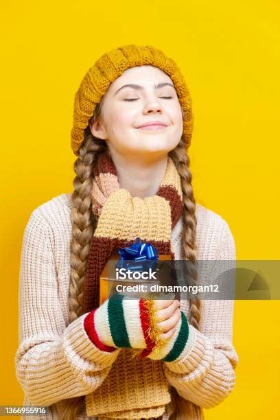 측면에 포장 된 선물 상자의 배치와 함께 빨간 선물 상자를 들고 백인 여성의 손의 클로즈업 12월에 대한 스톡 사진 및 기타