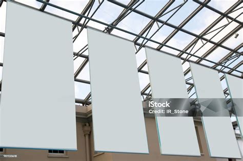 투명 한 지붕에 고정 하는 큰 스크린 배너 텍스트와 이미지에 대 한 공간입니다 0명에 대한 스톡 사진 및 기타 이미지 0명 개념 건물 외관 Istock