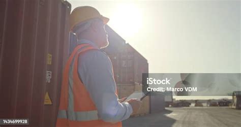 물류 컨테이너 및 태블릿은 배송 화물 및 공급망 산업을위한 선적 창고에 사람이 있습니다 경제 글로벌 전자 상거래 및화물 수출 사업에 종사하는 직원과의 체크리스트 남자에 대한