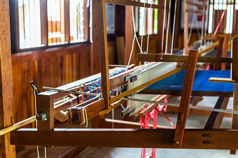 닫기 최대의 블랙 실크 길 쌈 기계에 태국 전통 실크 수 제 실크 섬유 직조 짜기 고대의에 대한 스톡 사진 및 기타 이미지 고대의 공예 공장 산업 건물 Istock