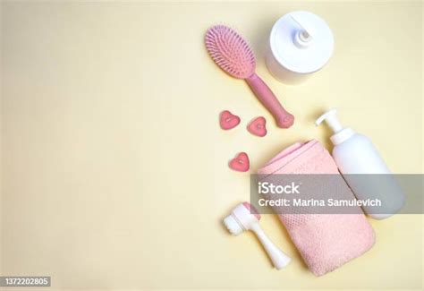 여성 목욕 액세서리 및 미용 절차 베이지 색 배경에 분홍색 수건 분홍색 톤 공간을 복사합니다 플랫 레이 0명에 대한 스톡 사진 및 기타 이미지 Istock