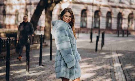 Довга норкова шуба