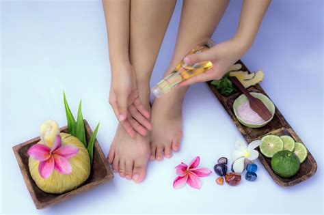 스파 트리트먼트 및 꽃과 물 나무 배경 발 스파 제품 선택 하 고 부드러운 초점입니다 건강관리와 의술에 대한 스톡 사진 및 기타