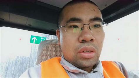 小伙从19岁开始挖机生涯，生活所迫坚持了12年，难道要这样过一生体育篮球好看视频