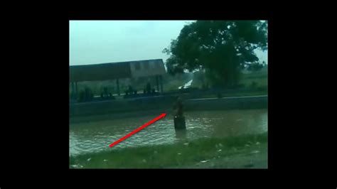 Ngintip Abg Desa Nekat Mandi Telanjang Di Sungai Youtube