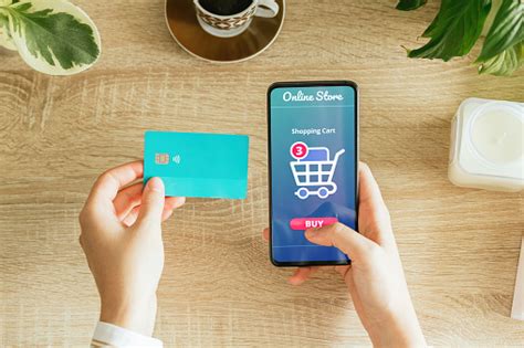 집에서 전화와 신용 카드와 온라인으로 주문을 지불 하는 여자의 모형 Brand Name Mobile Payment에 대한 스톡 사진 및 기타 이미지 Brand Name