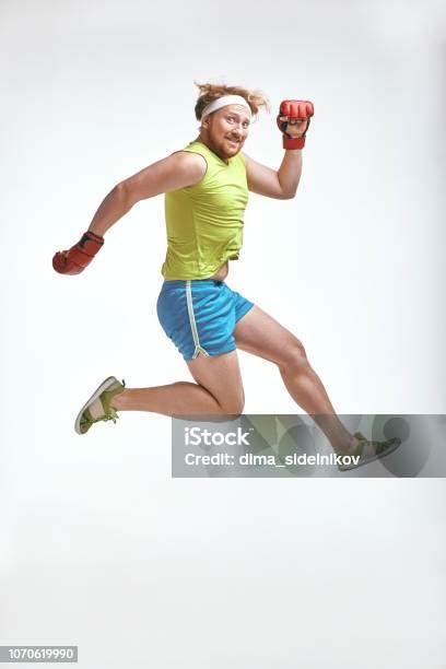 빨간 머리 수염 통 통하게 살 찐 남자 점프에 빨간 권투 장갑 가득 찬에 대한 스톡 사진 및 기타 이미지 가득 찬 개념 건강한 생활방식 Istock