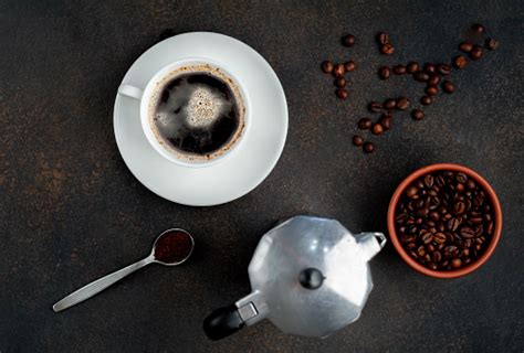 커피 한 잔 간헐천 커피 메이커 그리고 돌 배경에 콩 커피 배경 간헐천에 대한 스톡 사진 및 기타 이미지 간헐천 갈색