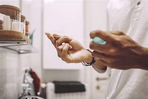 How To Floss Your Teeth Properly In 5 Steps