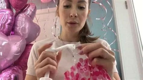 Как надуть шар Deco Bubbles баблс Qualatex с перьями Sharlit Смотреть онлайн в поиске