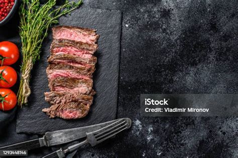 조미료와 향신료를 곁들인 슬라이스 스커트 스테이크구이 대리석 고기 검은 색 배경 맨 위 보기입니다 복사 공간 0명에 대한 스톡 사진 및 기타 이미지 Istock