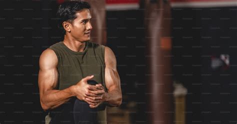 현대 스포츠 체육관에서 운동하는 강한 운동 선수 남자 몸 강한 힘과 무거운 착용감 보디 빌딩 및 신체 건강 한 라이프 스타일 사람들을 위해 피트니스 스튜디오에서 활동적인