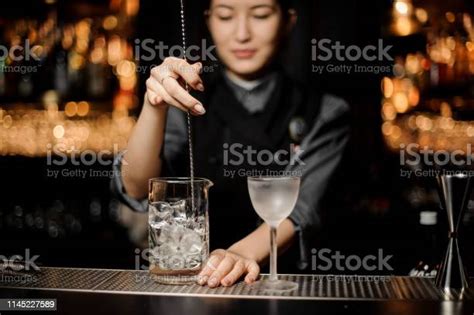 바텐더 소녀 측정 유리 컵에 강철 숟가락으로 얼음 조각을 교 반 각얼음에 대한 스톡 사진 및 기타 이미지 각얼음 갈색 검은색 Istock
