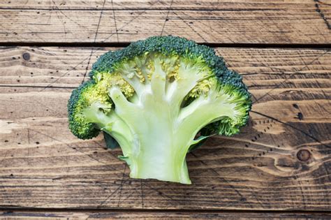 나무 테이블에 브로콜리의 신선한 머리 공간을 복사합니다 개화에 대한 스톡 사진 및 기타 이미지 개화 건강한 생활방식 건강한 식생활 Istock