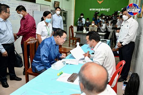 សម្តេចនាយករដ្ឋមន្ត្រី ហ៊ុន សែន អញ្ជើញប្តូរព័ត៌មានថ្ងៃខែឆ្នាំកំណើត ក្នុងបញ្ជីឈ្មោះបោះឆ្នោត