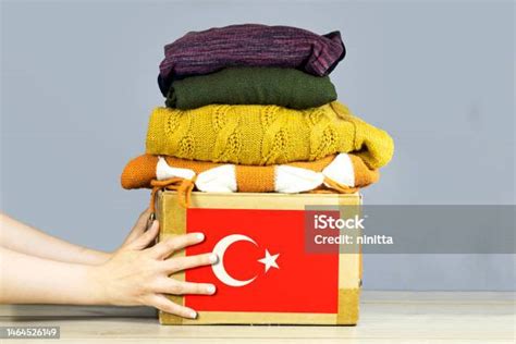 기부와 터키 국기를 위한 헌 옷이 있는 판지 상자를 들고 있는 클로즈업 여자 손 지진 재앙 자원 봉사 건축물에 대한 스톡 사진 및 기타 이미지 Istock